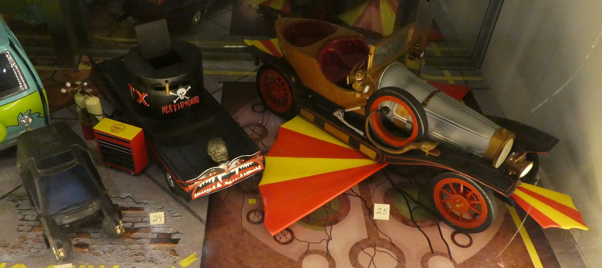 Freakybuttrue Museum: Some unusual model cars (museum exhibit)