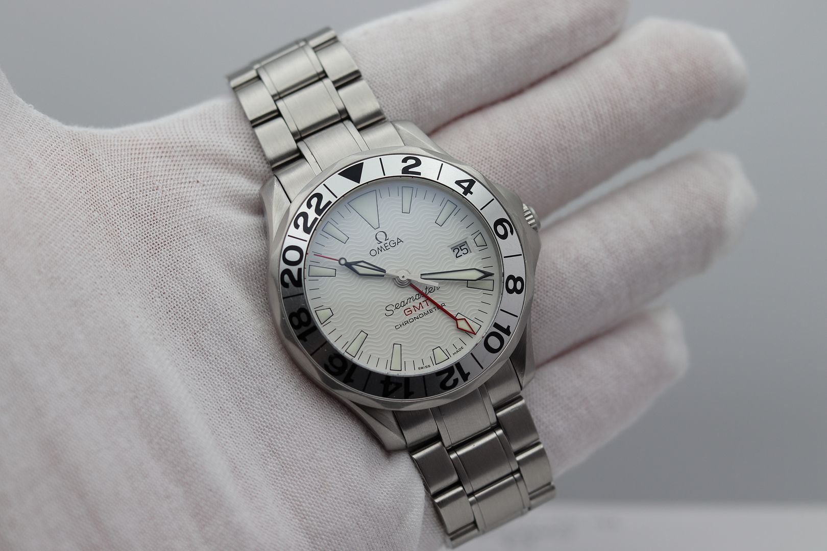 SOLD Omega Seamaster Pro "The Great White" 300M GMT 2538.20 Wave Dial ...