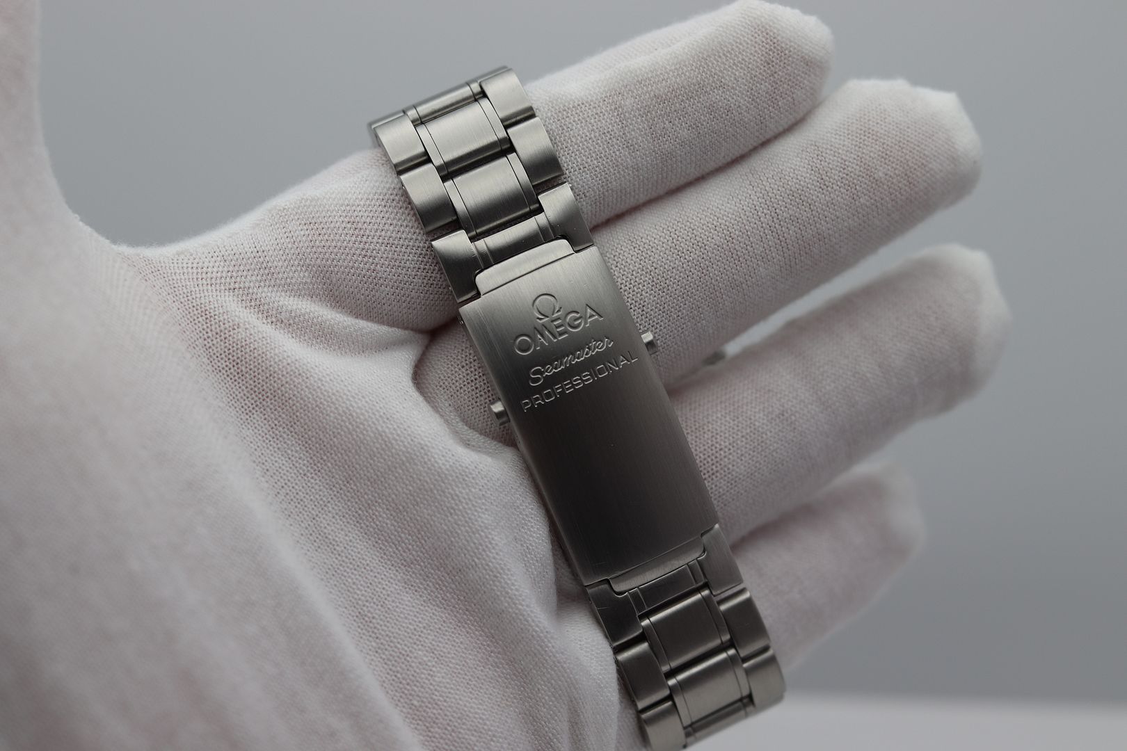 SOLD Omega Seamaster Pro "The Great White" 300M GMT 2538.20 Wave Dial ...