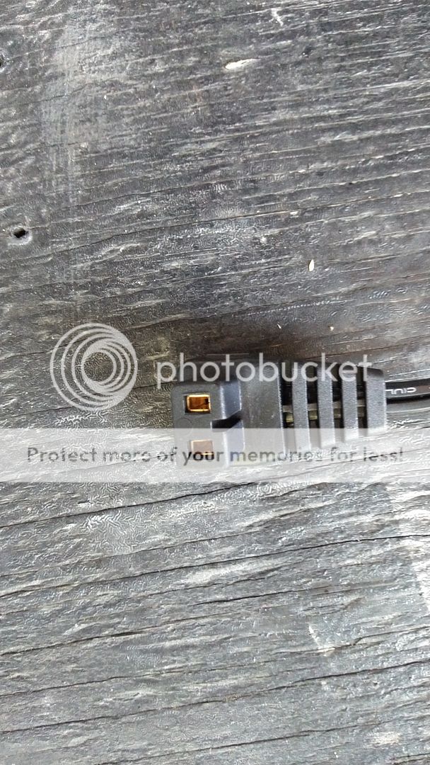 What are these 12v DC fridge plugs called and where can I find one ...